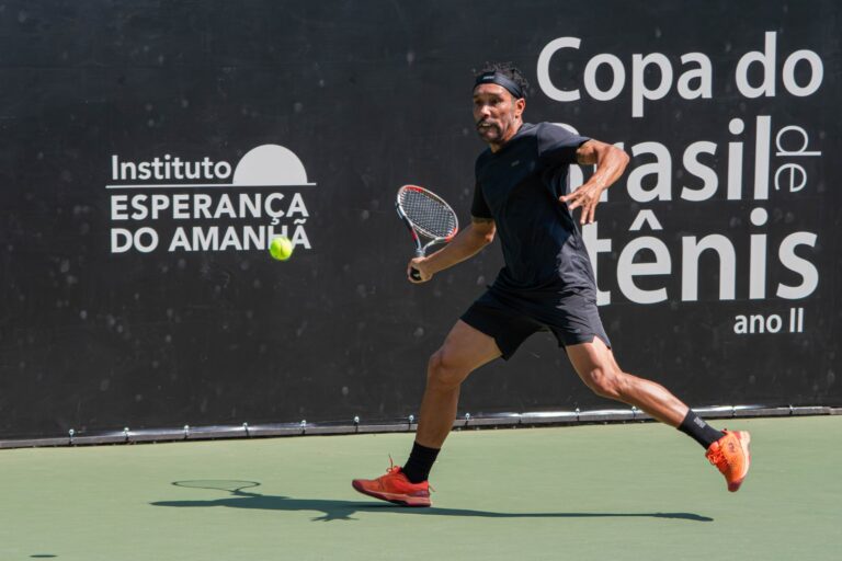 Copa Brasil tem semifinais em Alphaville com Júlio Silva - TenisBrasil